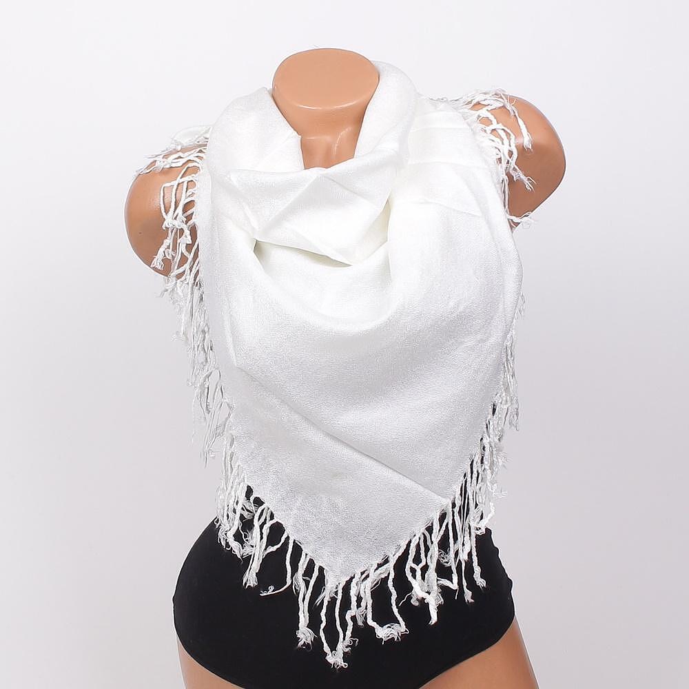 Бял квадратен дамски шал