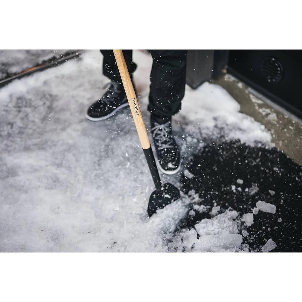 Ледоразбивач, лопати за сняг Fiskars