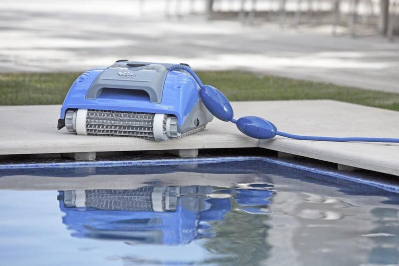 Pool cleaning robot Dolphin M200