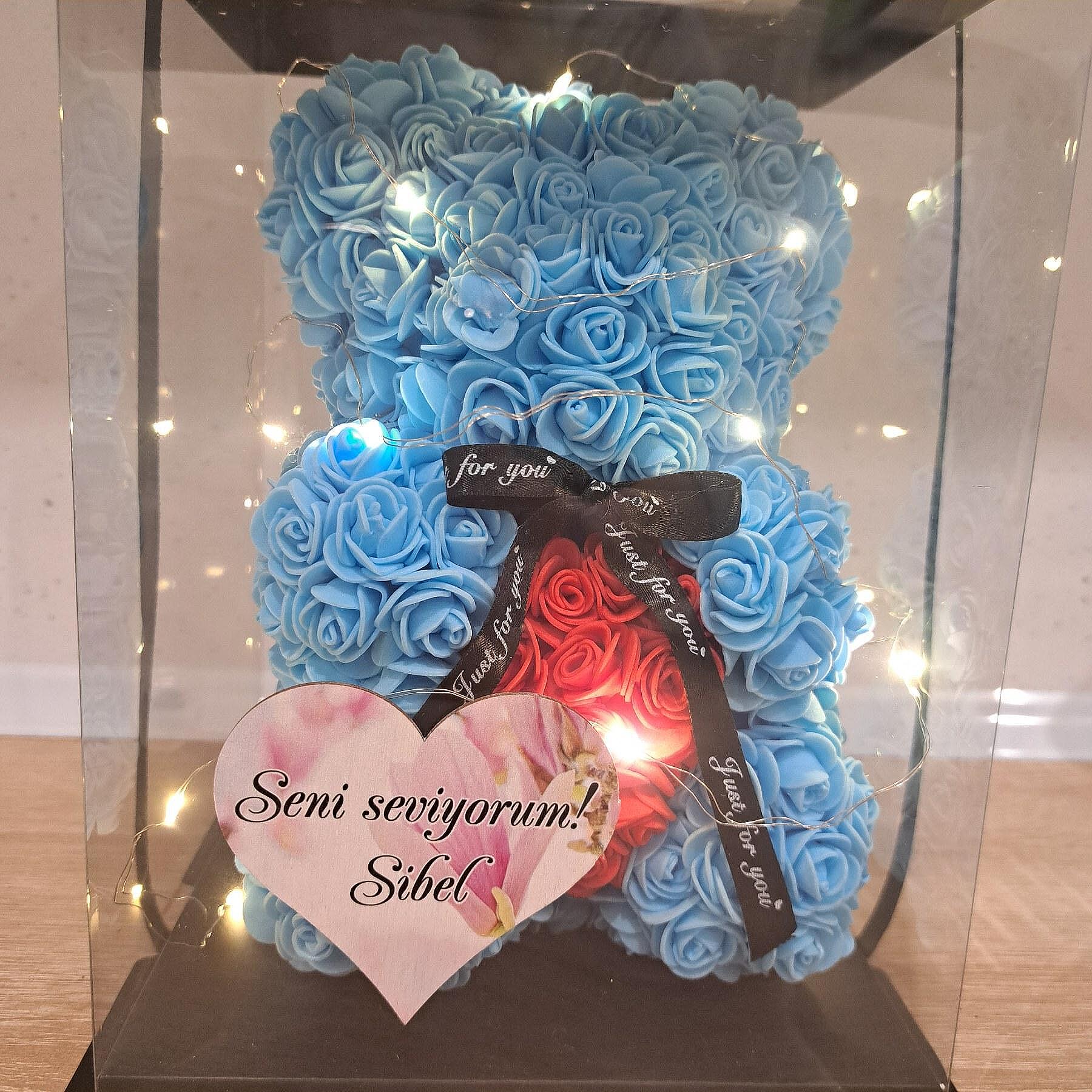 Синьо мече от рози със сърчице и лампички в луксозна опаковка