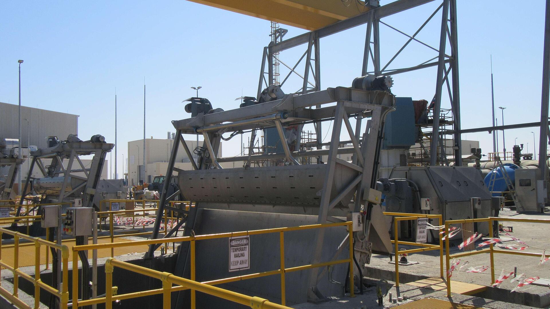 ABLE OPERATED MECHANICAL SCREENS