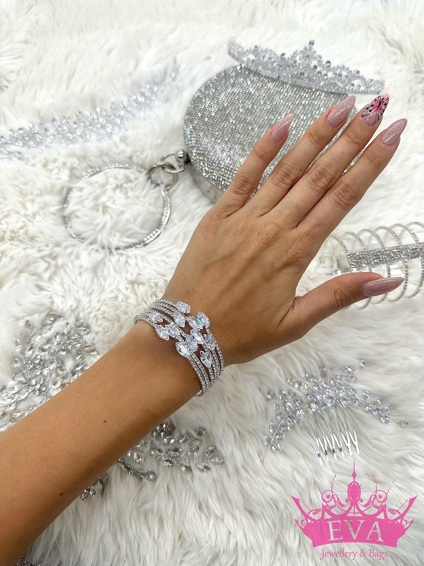 Гривна със сребристи кристали ,,Анета”