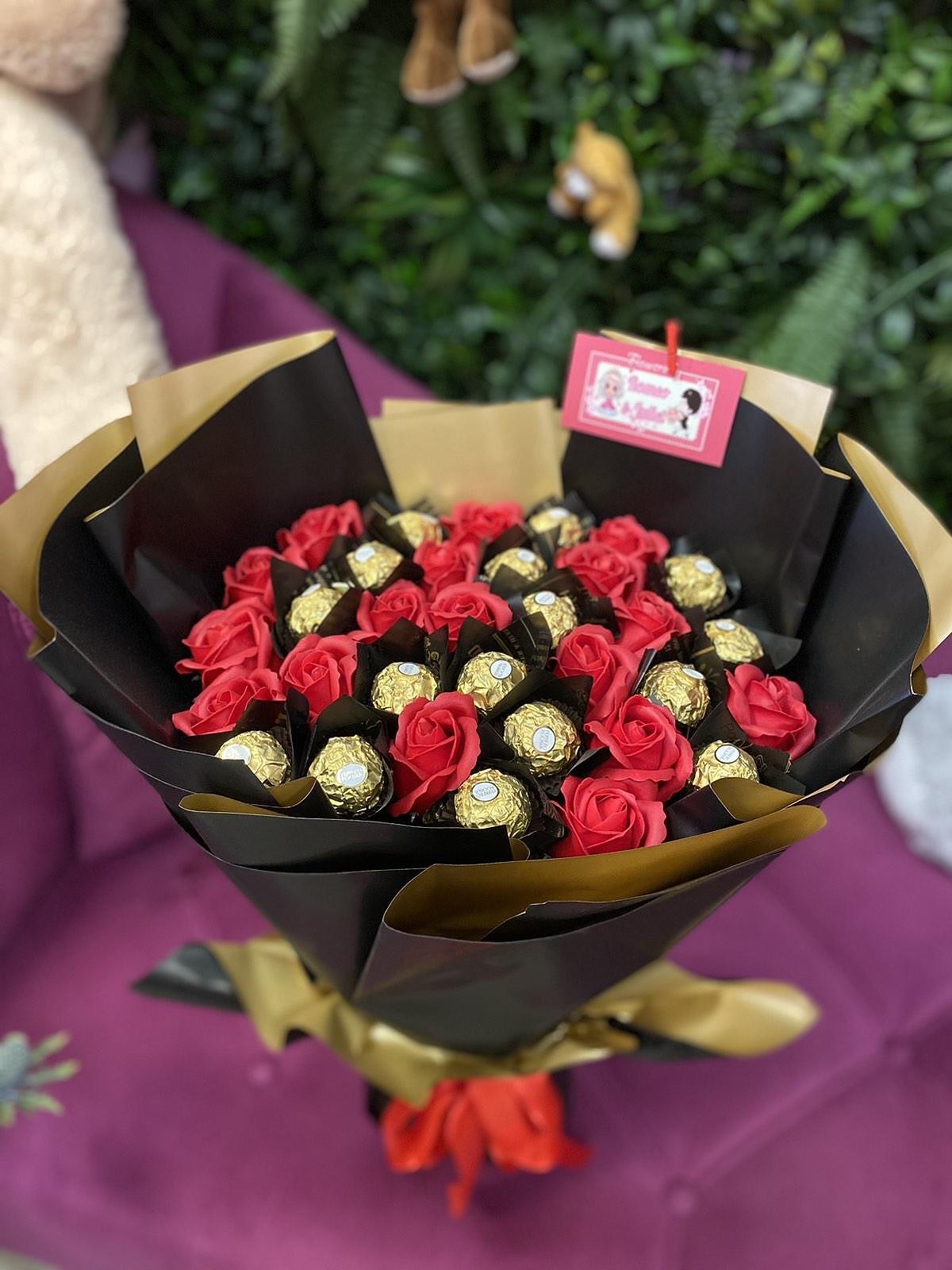 Букет Рози и Бонбони | Подаръци | Безплатна доставка на цветя и ...