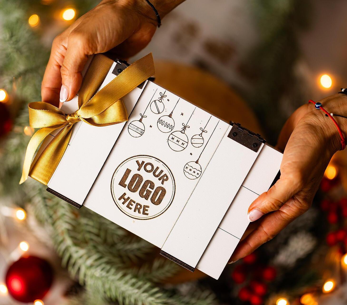 Микс Коледни сладки в персонализирано дървено сандъче