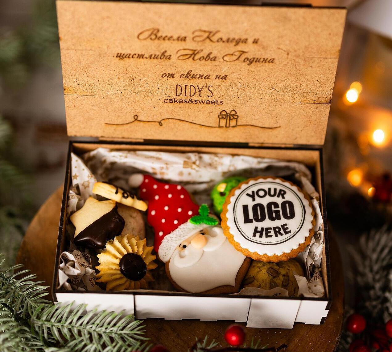 Микс Коледни сладки в персонализирано дървено сандъче