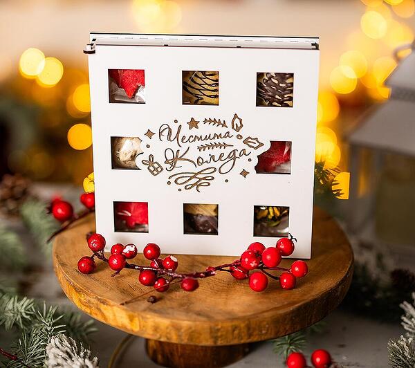 Коледни сладки в персонализиранa дървена кутия