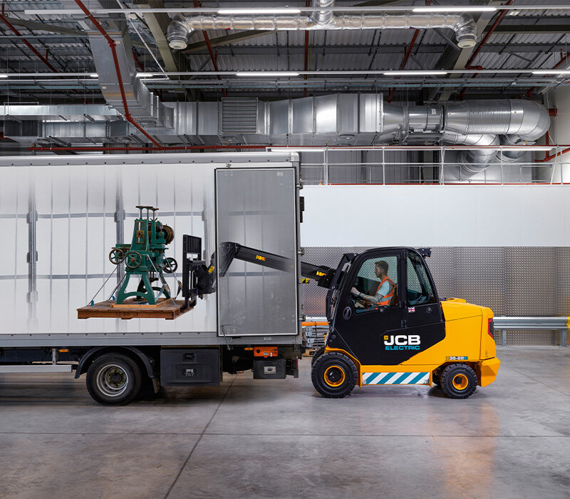 Електрически телескопичен мотокар JCB 30-19E