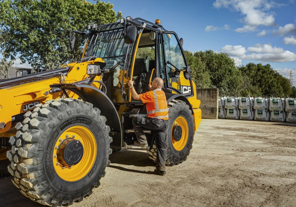 Телескопичен челен товарач JCB TM320