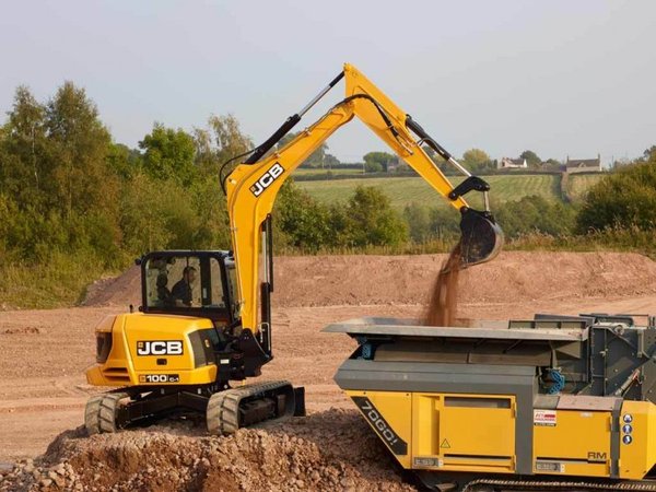 Новият модел Мини багер JCB 100C-2